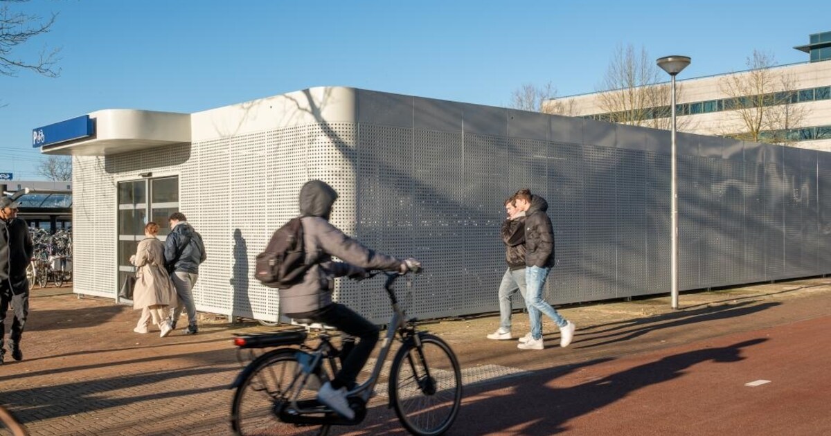 Nieuwe bewaakte fietsenstalling geopend bij station Amersfoort Schothorst: ruimte voor 350 ...
