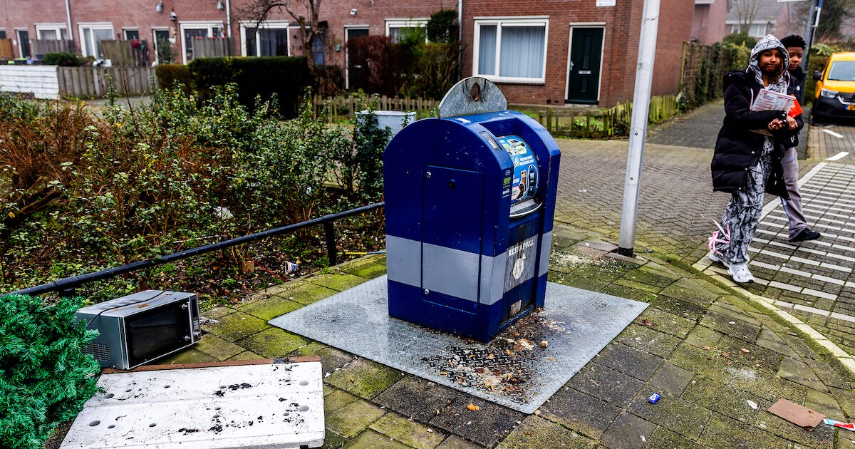 Wijkvrijwilligers ergeren zich aan viezigheid op straat: ‘Kinderen ...