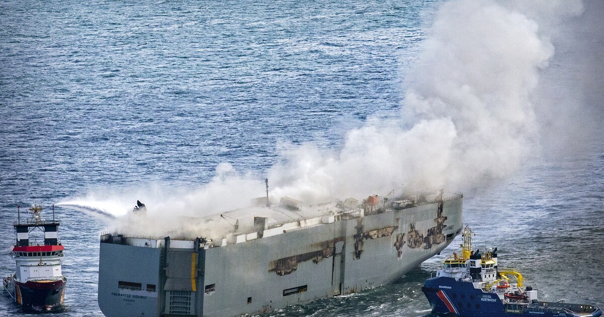 Onderzoeksraad bekijkt rol bemanning, brandend vrachtschip drijft ...