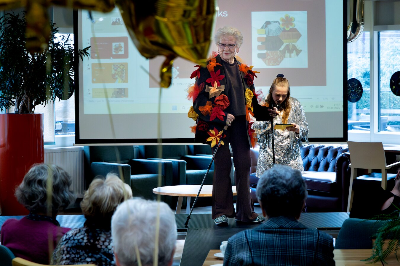 Nel en Jeanne lopen op de catwalk ter ere van 50 jaar Eerdbrand: ‘Het ...