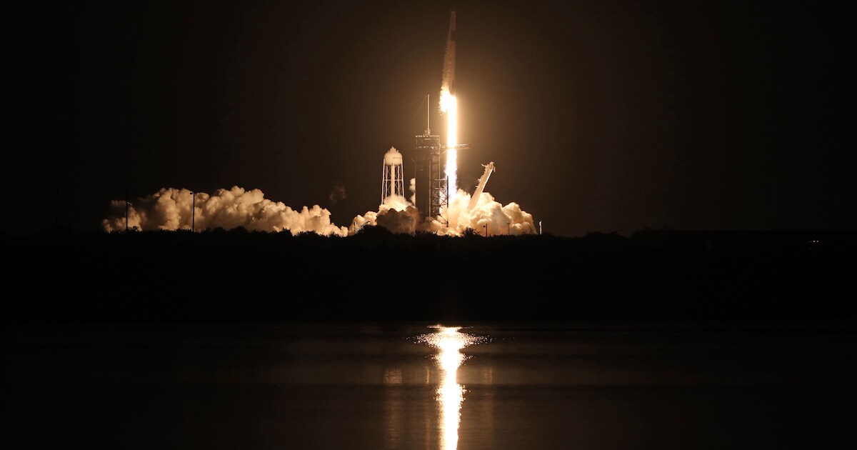 SpaceX-raket met vier astronauten gelanceerd richting ruimtestation ISS ...