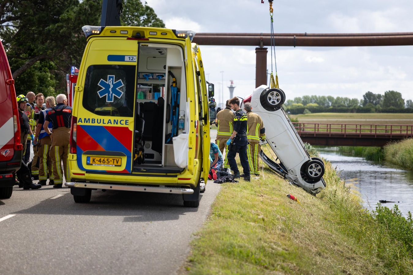 Automobilist gereanimeerd nadat auto in sloot belandt langs ...