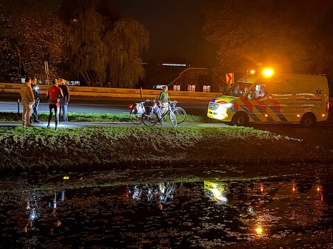 Fietsers botsen op fietspad langs Putterstraatweg in Nijkerk, één ...