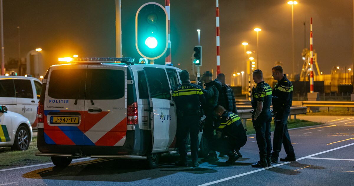 Politie pakt twaalf uithalers op bij Rotterdamse haven, tot woensdag in ...
