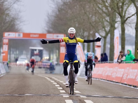 Isis Versluis mag weer een jaar in rood-wit-blauw rijden na nationale ...