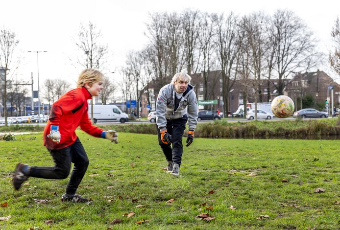 Sinds Noppert wil Fos (9) keeper worden, net zoals vader Edwin (59 ...