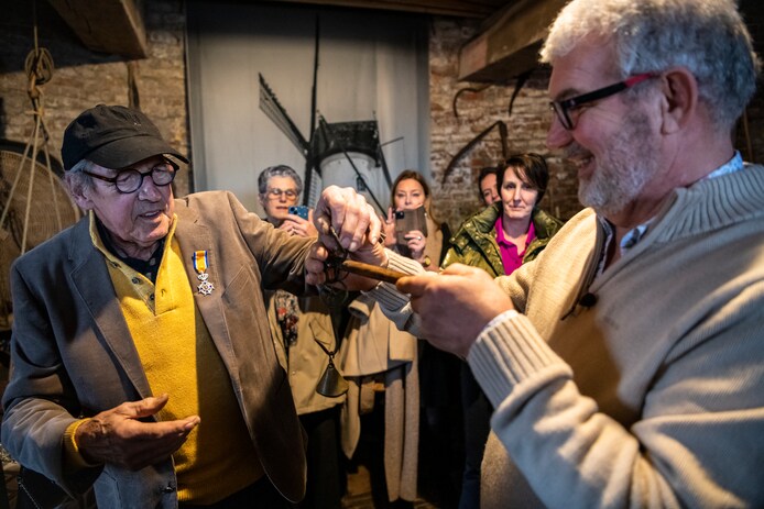 Scheidend molenaar Ton schenkt De Witte Juffer een expositie en krijgt ...