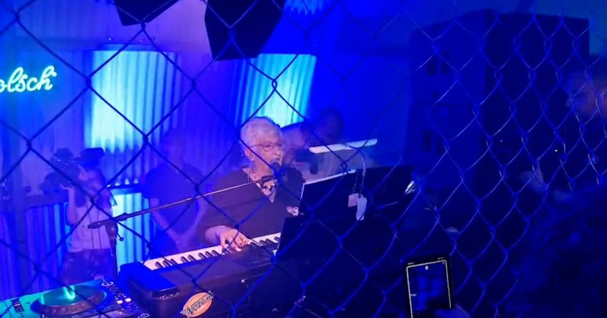 Orgel Joke maakt er een feestje van op Zwarte Cross, publiek scandeert ...