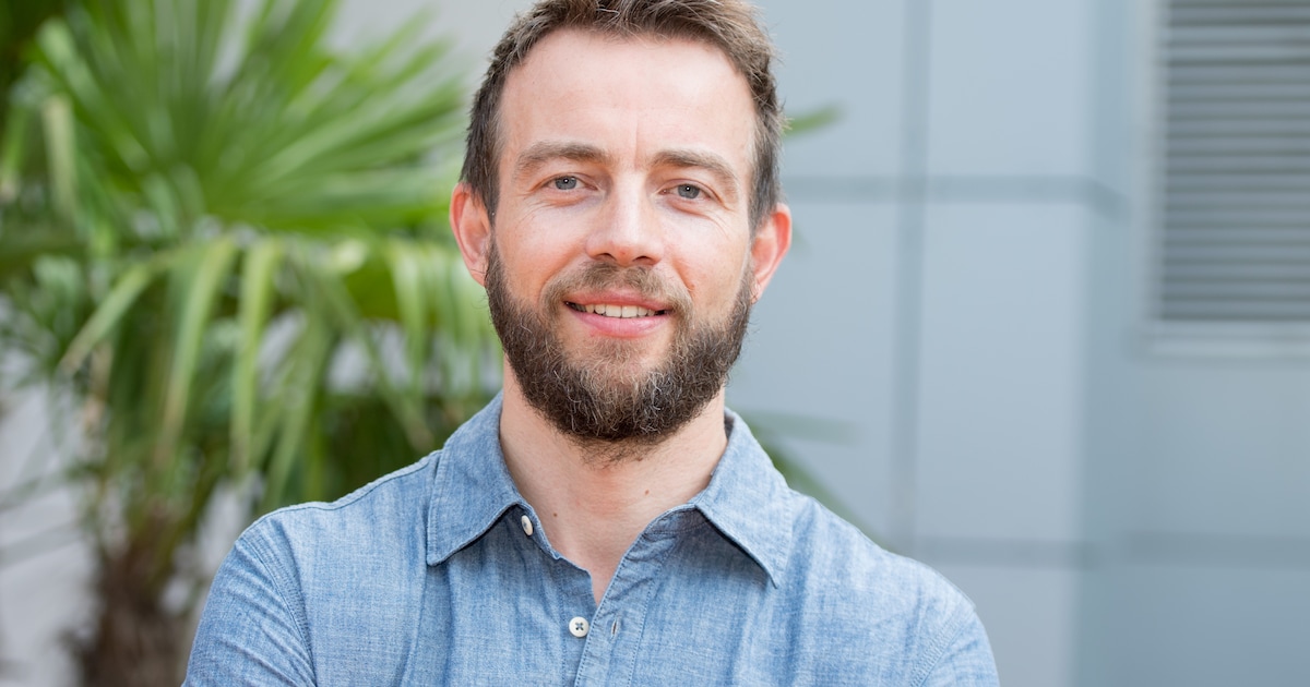 Presentator Henry Schut verlaat onverwachts WK schaatsen na overlijden ...