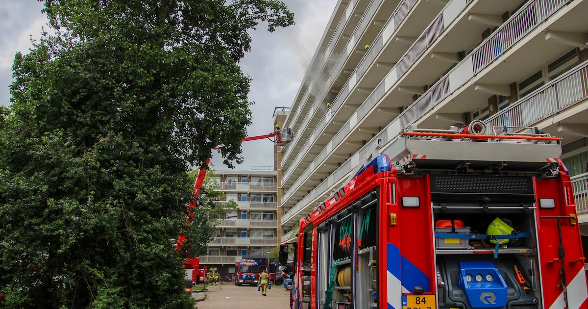 Grote brand bij galerijwoning op Maasstraat in Alkmaar | Regio | AD.nl
