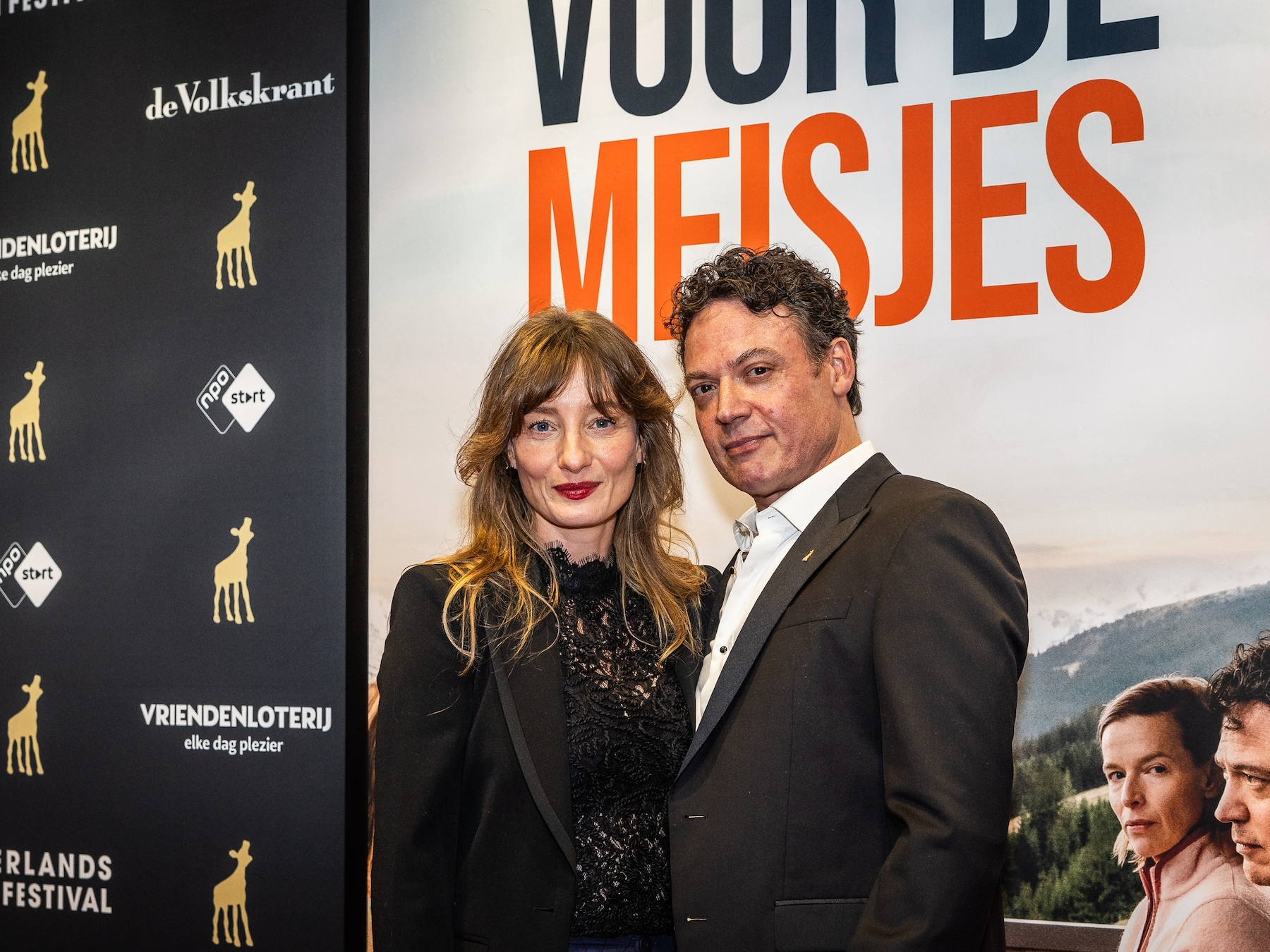 Geen halflege tafels of in file langs buffet, nieuw restaurant Mido ...