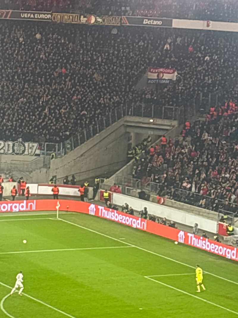 Onrust in vak met supporters Feyenoord, dat door late goals onderuit ...