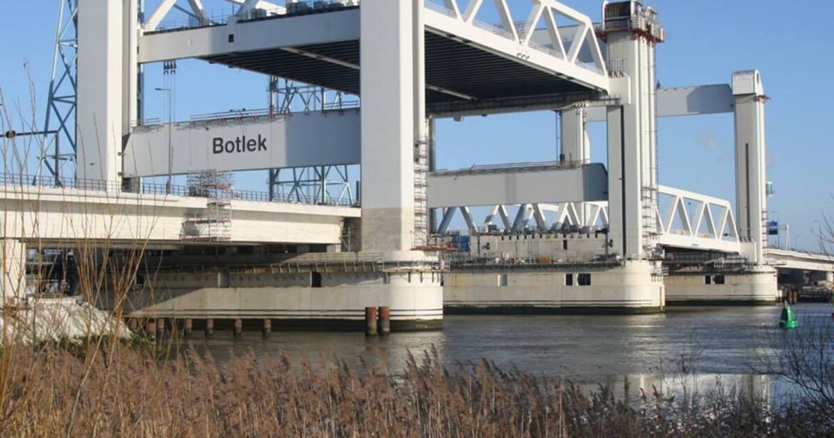 Haven en forens zijn de nieuwe Botlekbrug beu | Rotterdam | AD.nl