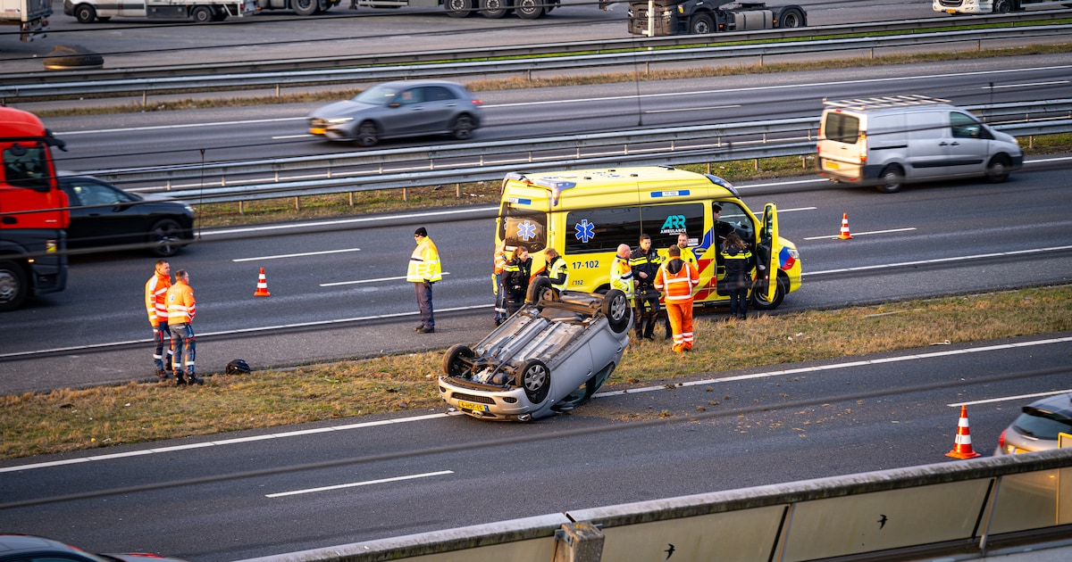 Auto belandt op de kop na ongeluk op A15 bij Rotterdam | 112 nieuws Rotterdam | AD.nl