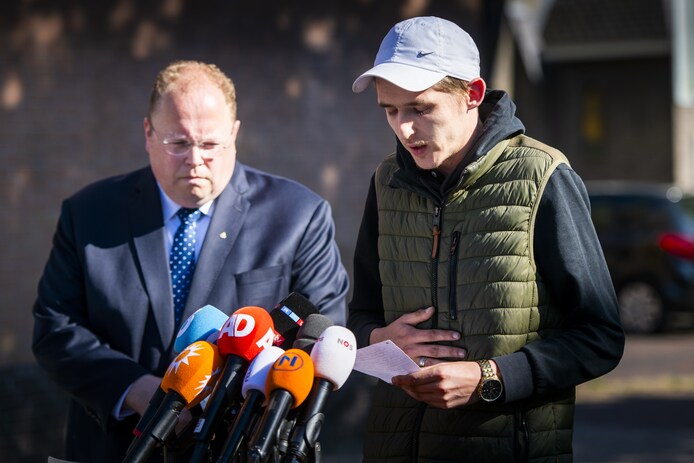 Als de politie het huis van Klaas Bijl binnenstebuiten keert, gaan alle alarmbellen af ...