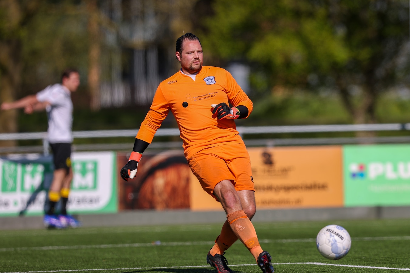 Delftse voetbalclubs trommelen steeds vaker oudgedienden op: ‘Is het ...