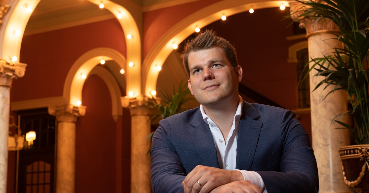 Oud-politicus Elias van Hees zingt ode aan barmannen: ‘Om te vieren dat ...