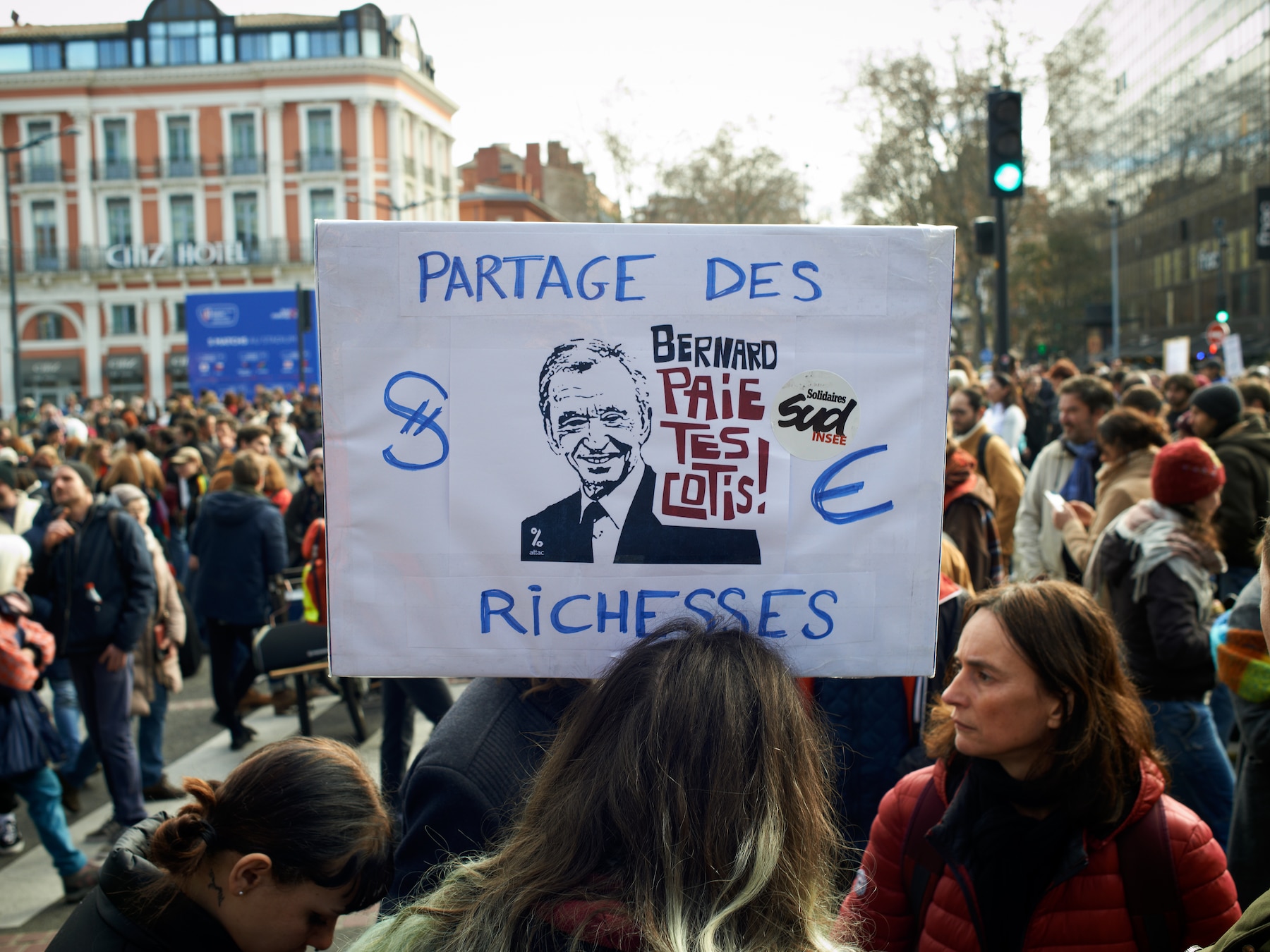 Hij bezit een Hawaïaans eiland en trouwde een 47 jaar jongere vrouw: dit is de nieuwe rijkste ...