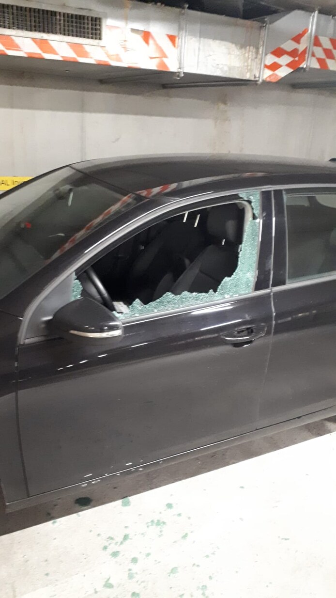 Man (27) op heterdaad betrapt bij auto-inbraak, 25 auto’s opengebroken ...