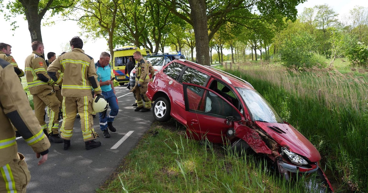 Auto crasht tegen boom in Eelde | Regio | AD.nl