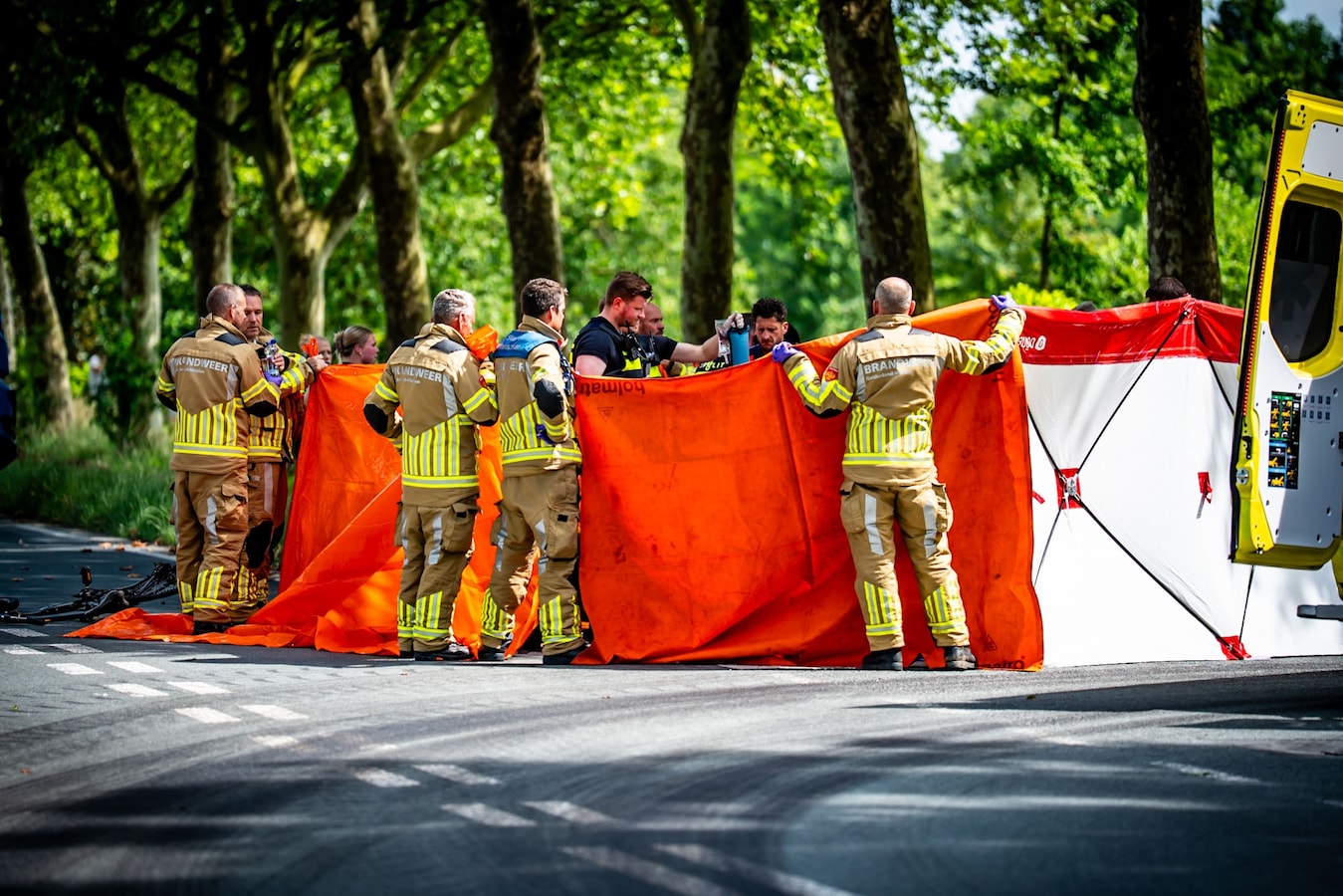 Minderjarige fietser zwaargewond bij ongeluk met vrachtauto in ...