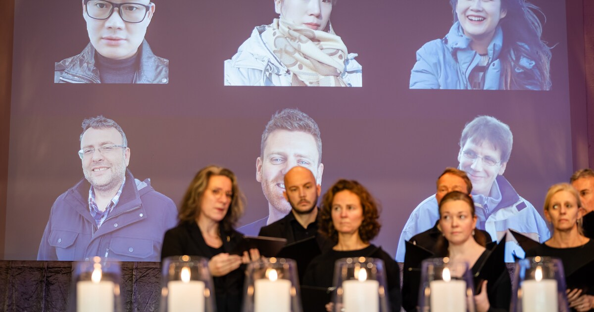 Nabestaanden rouwen bij herdenking aanslag Tarwekamp: ‘Ons hart is ...