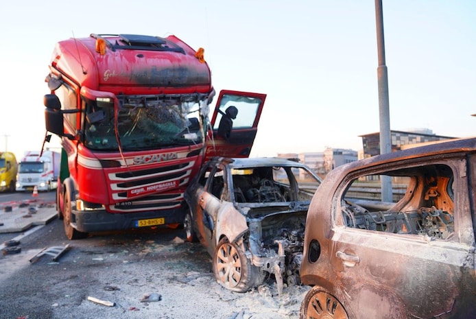 A2 weer open na ernstig ongeluk waarbij vrachtwagen lading betonplaten verloor: ‘Chauffeur is ...