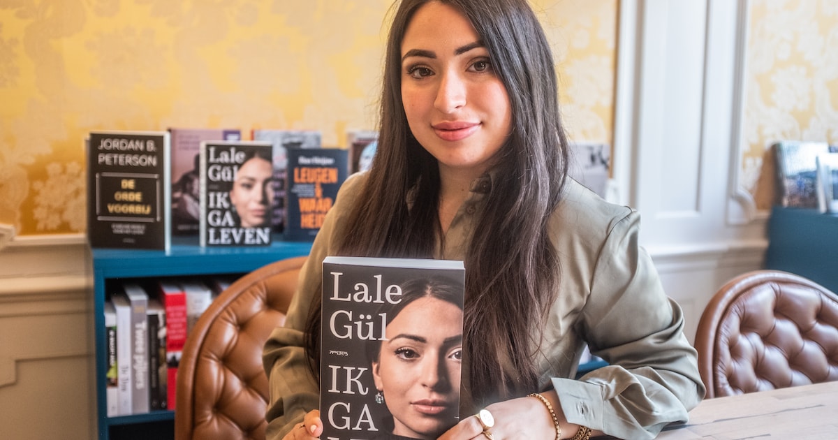 Lale Gül trapt nieuw seizoen van literair café af met lezing op Altena College | Altena | AD.nl