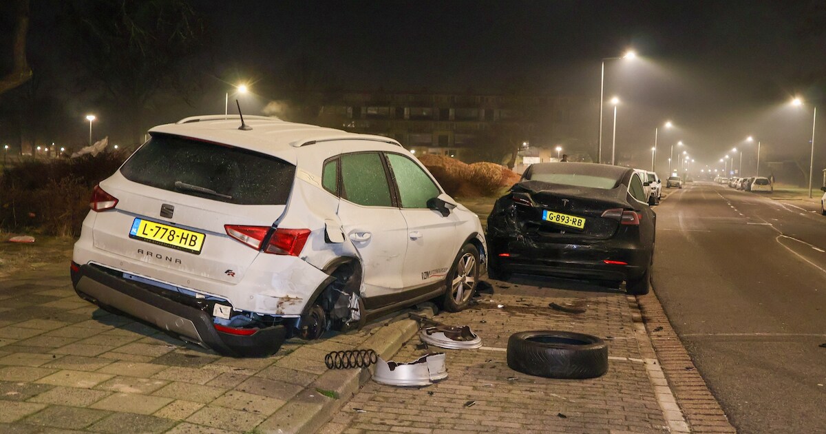 Meerdere auto's fors beschadigd na ongeluk in Hoogvliet: bestuurder gaat ervandoor | 112 nieuws ...