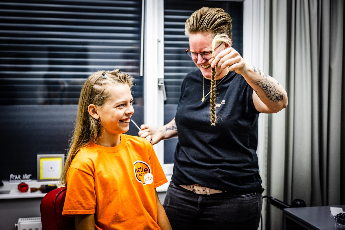 Drie jaar lang liet Sep (12) zijn haar groeien, nu is het zover en gaat ...