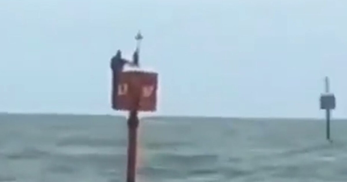 Visser (43) dobbert twee dagen lang op boei in Atlantische Oceaan nadat ...