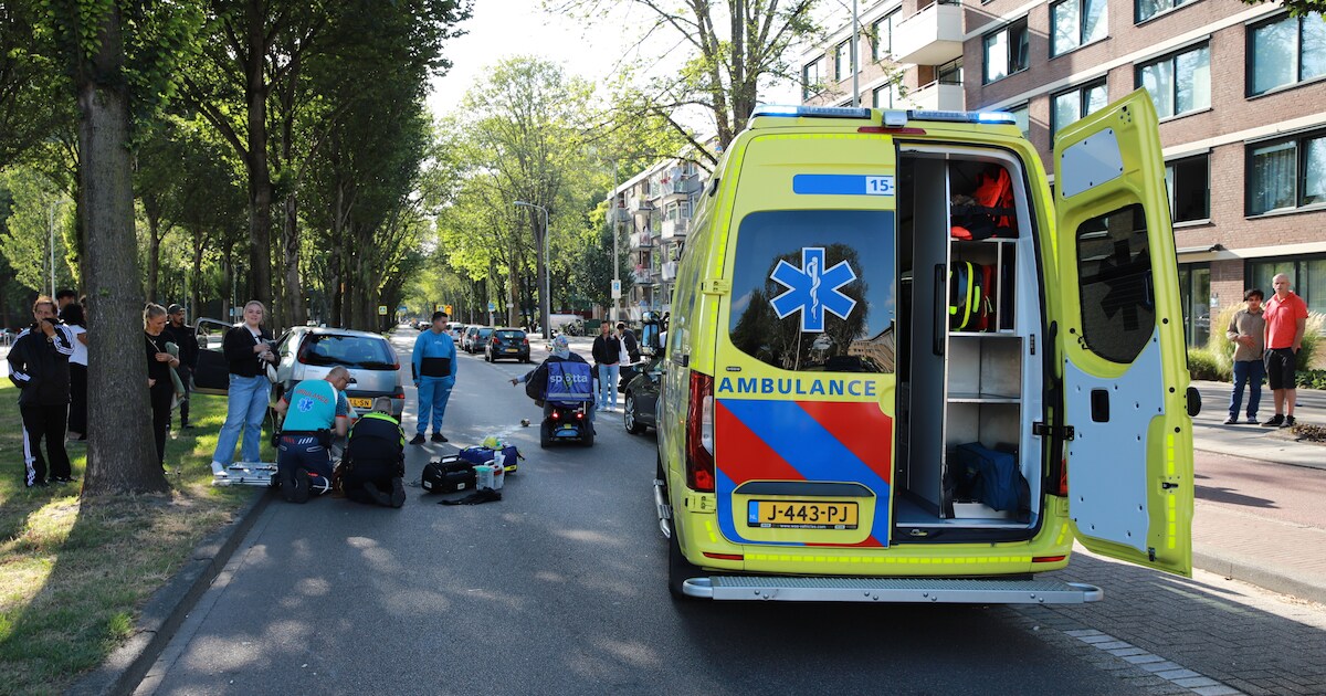 Voetganger zwaargewond na aanrijding op de Volendamlaan | Den Haag | AD.nl