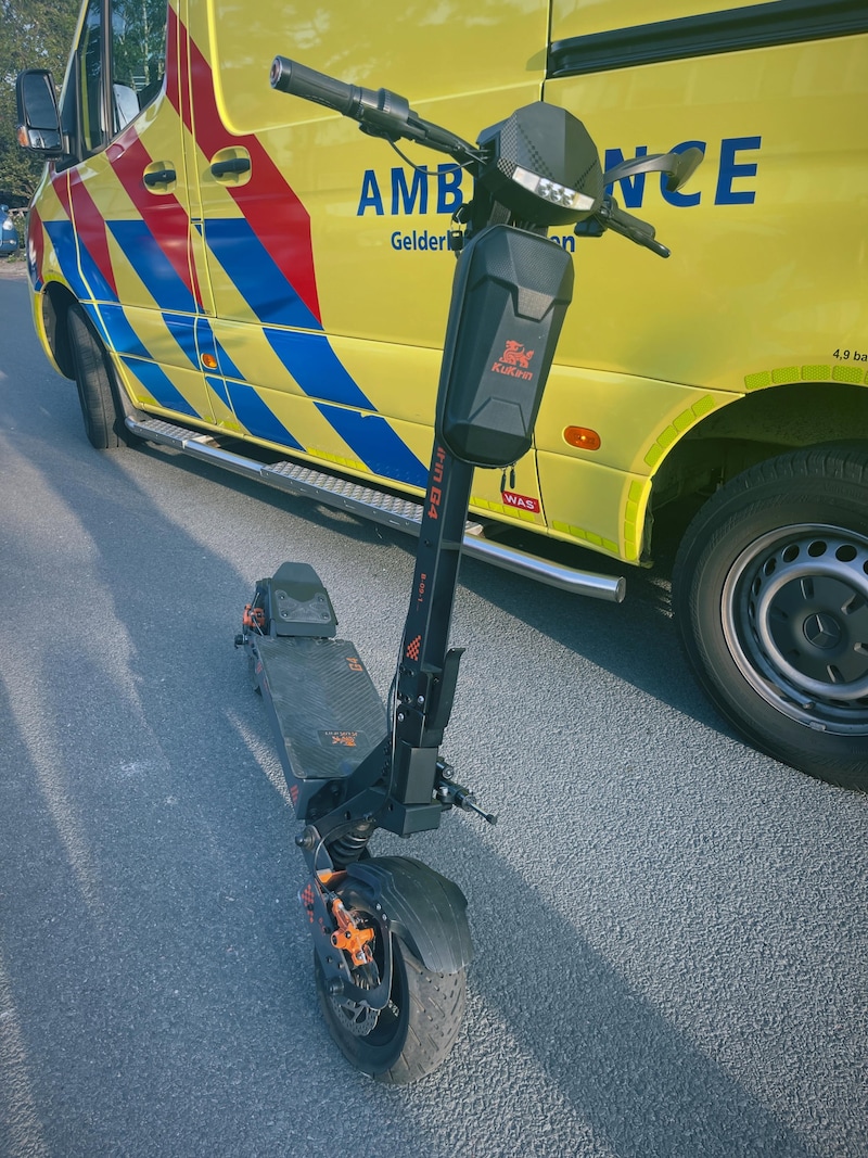 13-jarige vliegt met 70 km/u op step door Scherpenzeel en komt hard ten ...