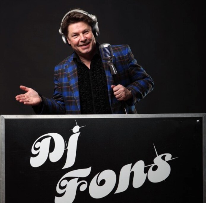 DJ Fons draait op zijn 65e op een 33PlusParty: ‘Hobby waarvan ik geen ...