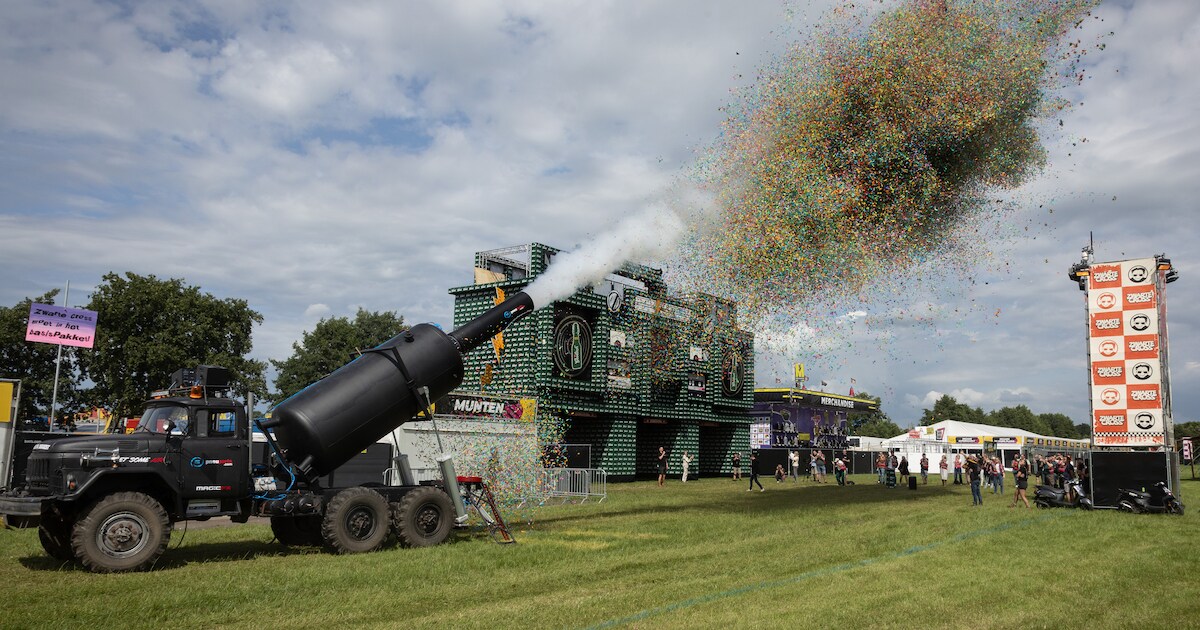 Boem! En dan vliegt er 50 kilo confetti door de lucht op de Zwarte ...