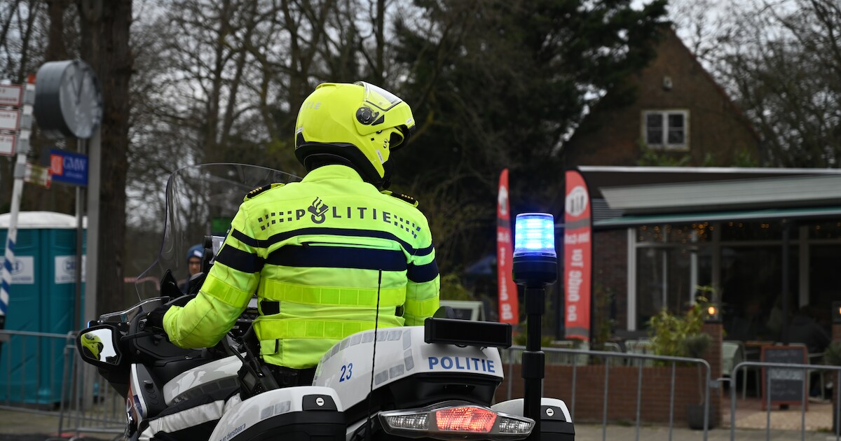 Motoragent wordt aangereden bij alcoholcontrole en raakt gewond ...