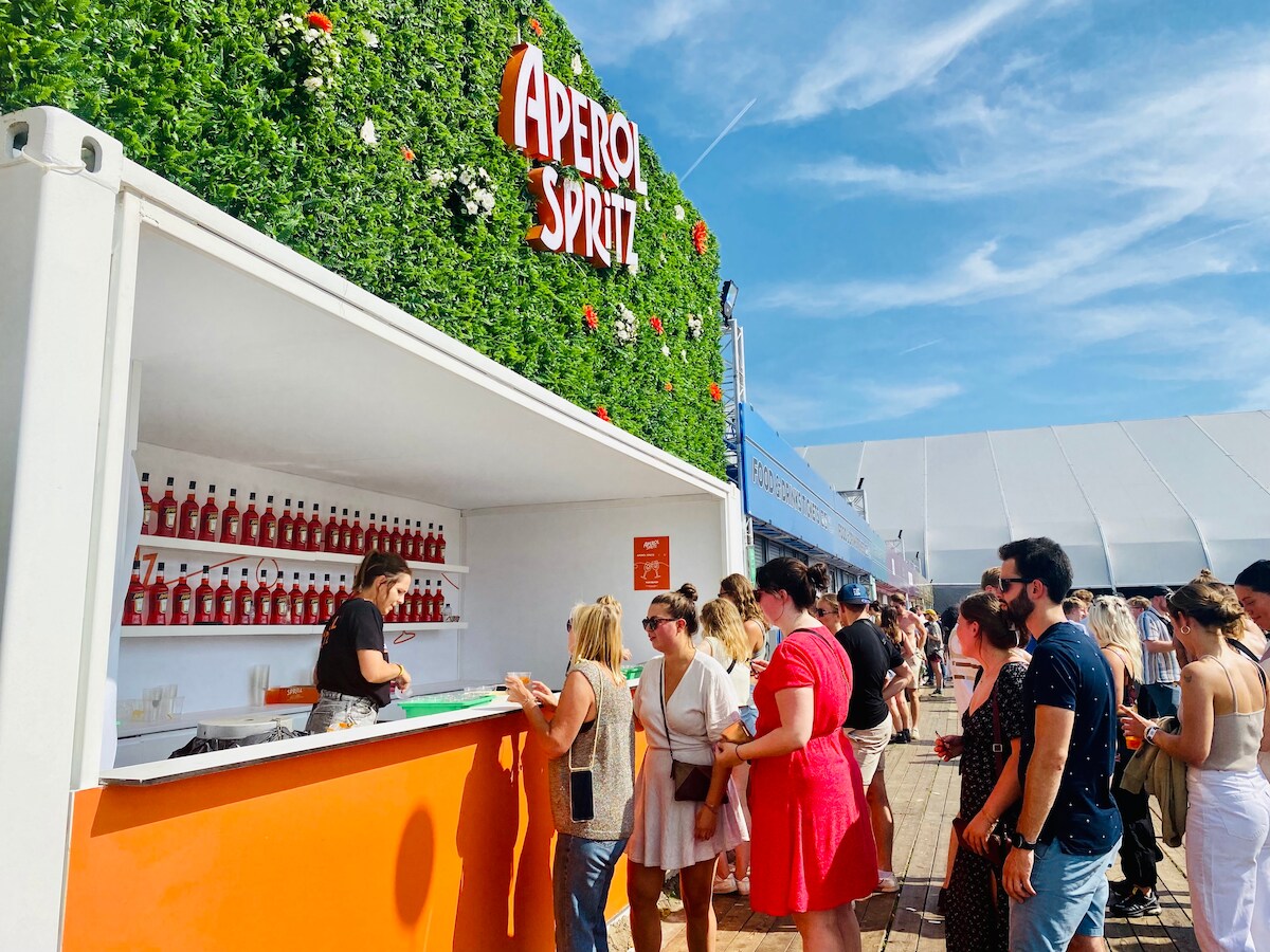 Na aperol is ook limoncello spritz een grote hit: ‘Lekker groot glas ...