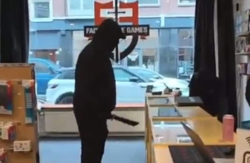 Rotterdamse spellenwinkel op klaarlichte dag overvallen om ...