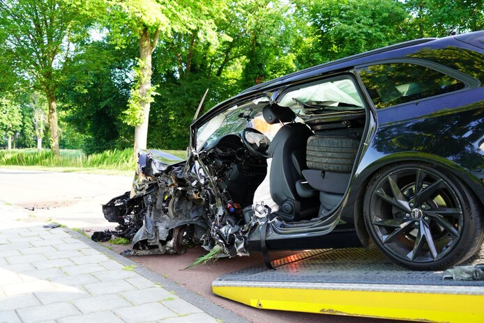 Auto crasht op boom in Edam, bestuurder moet uit voertuig geknipt ...