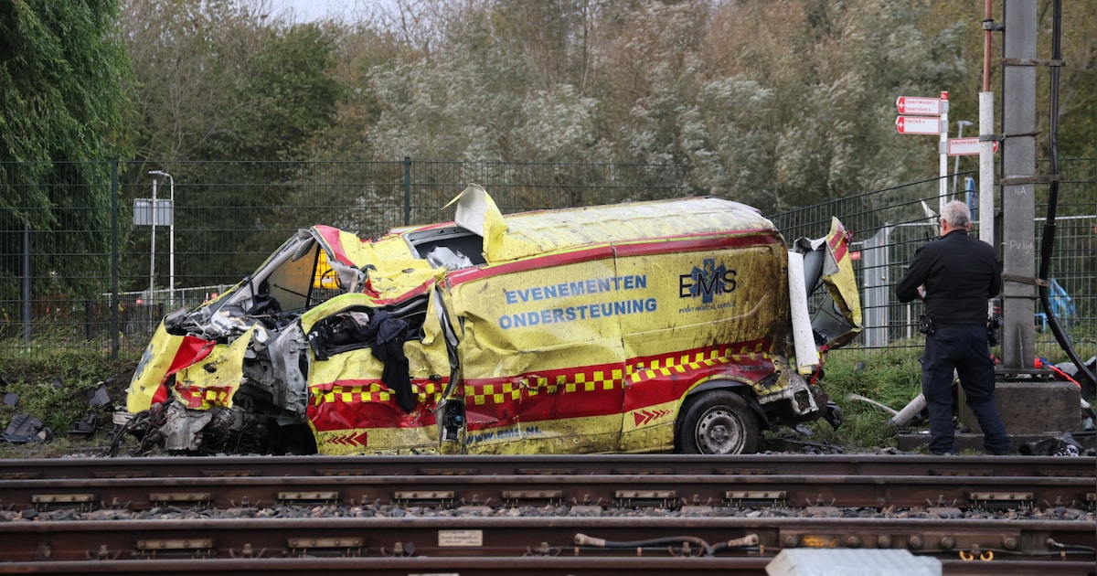 Aanrijding tussen trein en evenementen-ambulance in Halfweg ...