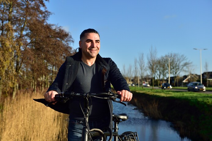 Celal haalt na aardbeving geld op voor zijn Turkse broers: ‘Ze alles ...