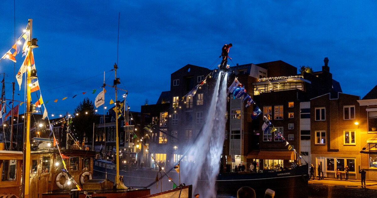 Furieade in Maassluis geopend met spectaculaire watershow | Regio | AD.nl