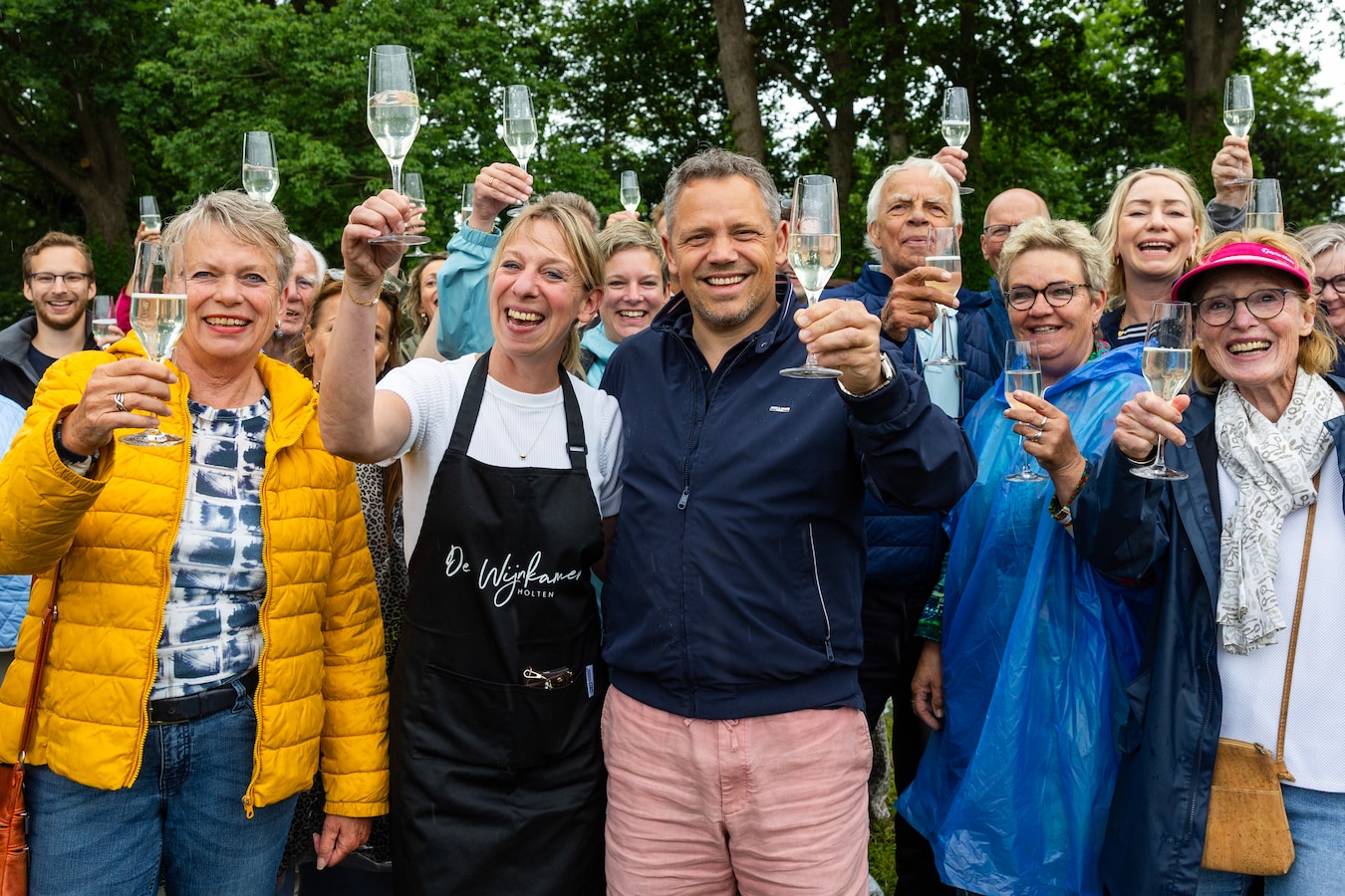 Wijnboerin Renate serveert nu haar allereerste eigen wijn in Holten ...