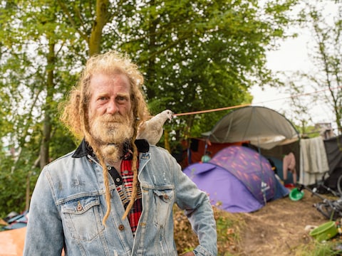 Apeldoorn wil hier 470 huizen bouwen, maar dakloze Dirk woont er al ...