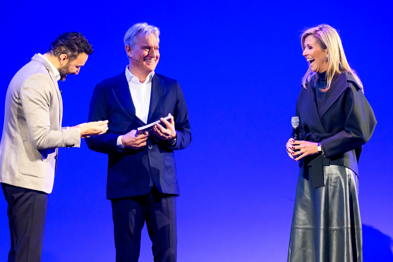 Gênant moment voor Nasrdin Dchar: terwijl koningin podium op loopt ...