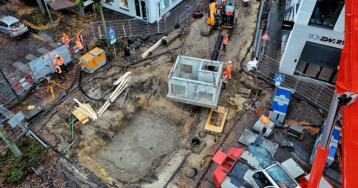 Rioolput van 20 ton op zijn plek getakeld in centrum van Oisterwijk ...