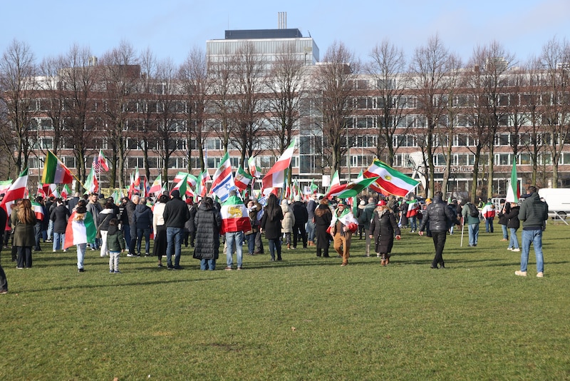 Ruim 2000 mensen demonstreren op Malieveld in Den Haag tegen regime in ...