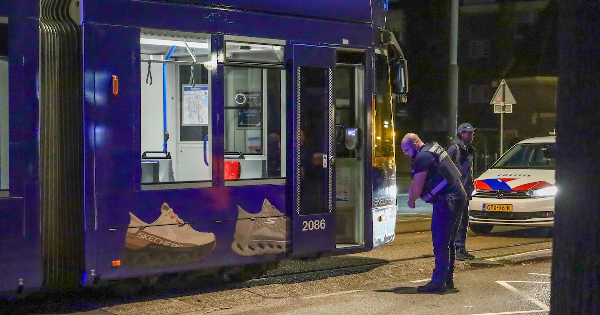 Fietser gewond naar ziekenhuis na aanrijding tram in Amsterdam | Regio ...