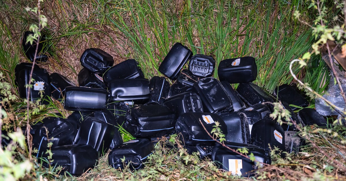 Onderzoek naar gedumpte jerrycans langs de A20, bevatten mogelijk ...