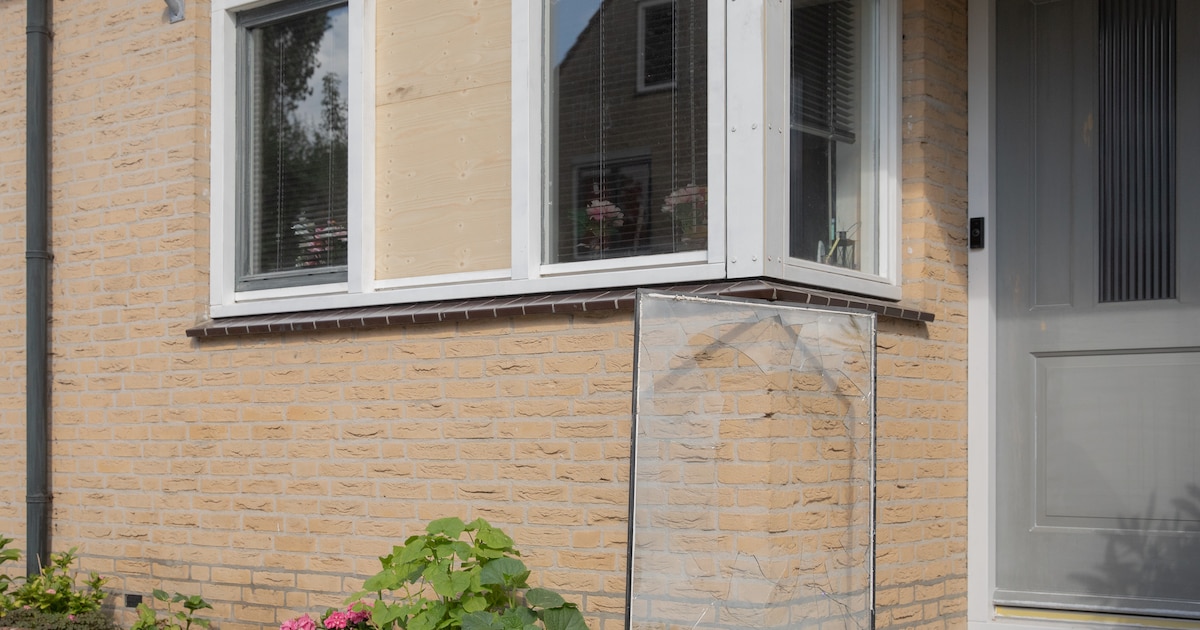 Na aanslag bij woning, nu een baksteen door de ruit: ‘We kijken of dit ...